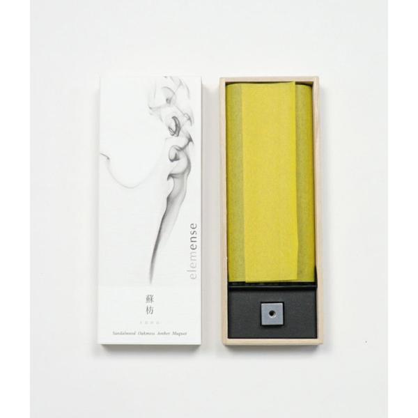 （蘇枋）自然の木々や花を愛でるように思いやりの心が芽生える木のエレメントから想起した香り。すずらん、苔むした香りから甘く深いアンバー、白檀…と植物の香りを織り交ぜて移り変わるリレーが続きます。穏やかに多幸感へと導いてくれるような柔らかな香り...