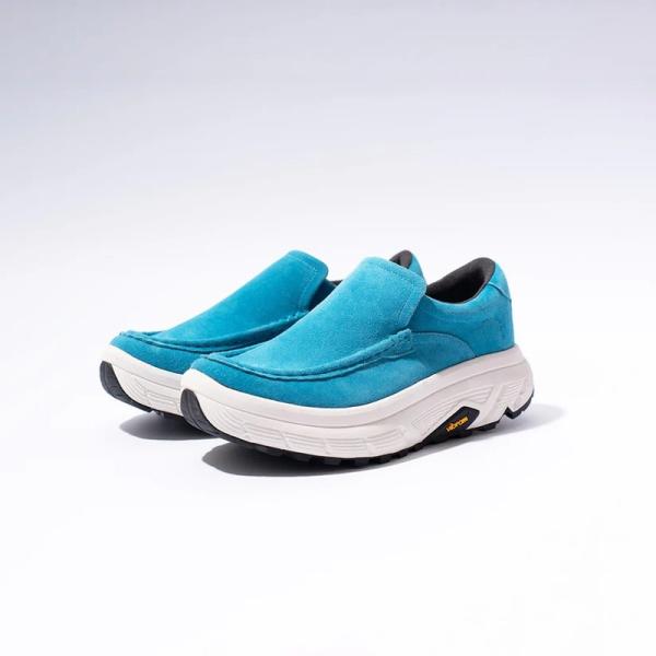 エラスティックをシュータン内側の1本にすることで、スリッポン特有の歩行時のズレを解消し、ユーザビリティを体現した。かぶせモカ、エッジの立ったシュータン、ライニングの配色や足入れのクッションなどの細部がストリートファッションを想起させ、そのル...