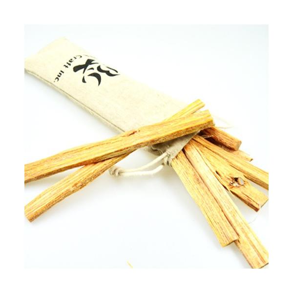 サバイバル、ブッシュクラフト、キャンプ、BBQ。あらゆるアウトドアシーンにおいて『火おこし』は、ベーシックなスキルの一つです。あなたは、せっかくのアウトドアで、何の面白みもない着火剤をお使いではありませんか？松脂（まつやに）を多く含む部分だ...