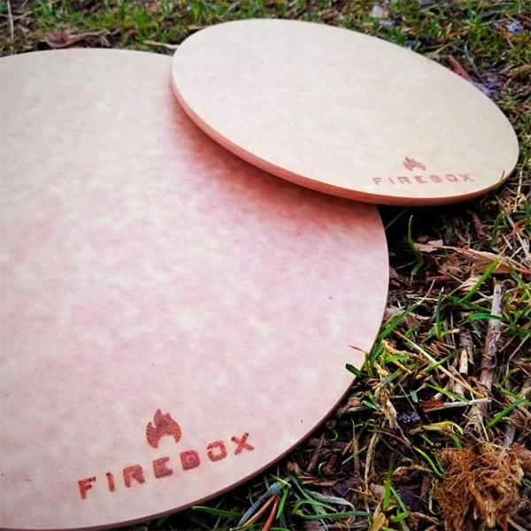 このカッティングボードは FIREBOX のプレートやフライパンに備え付けできます。ナチュラルな見た目、エコな作り方で木々を圧縮したものでできています。耐久性があり、菌がつきにくい。176 度までの耐熱性があるため、調理後の熱いフライパンな...