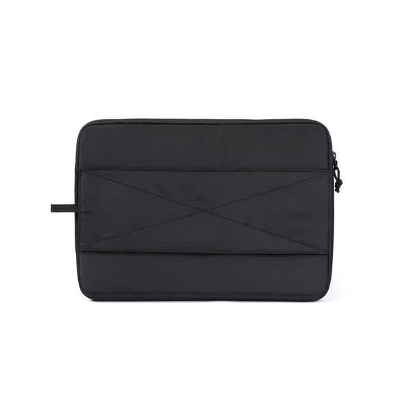 フィールドオフィス用13”サイズのPC対応ケースです。フィールドオフィスM内部にベルクロで固定、または、単体での使用が可能です。サイズ / H2.5×W24×D33.5cm重量 / 176g材質 / 75Dリップストップナイロン