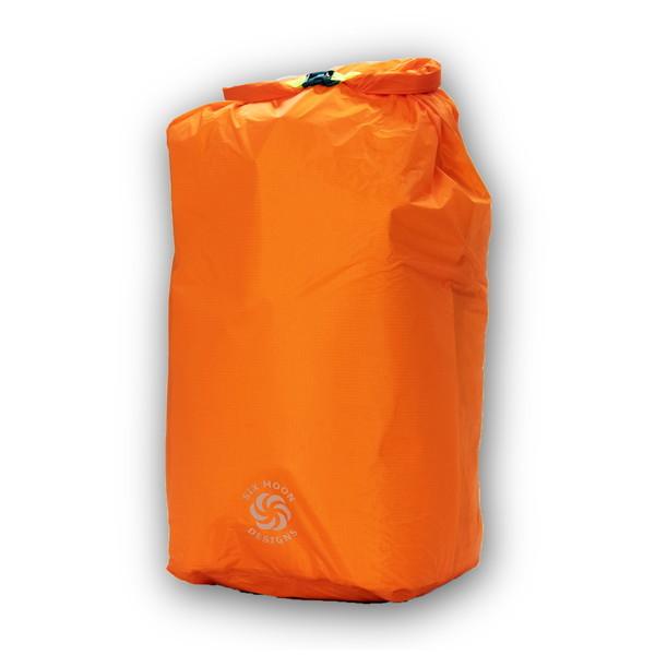 50Lのロールトップバッグ、防水加工。シームにはテープ加工済み。ハンギング用のDリング付き。容量50Lサイズ71x53x20cm重量86g