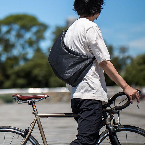 オン・オフどちらのシーンでも同じバッグで過ごすことができるデザインと機能性、使い勝手を備えた、“EDC（エブリデイキャリー）”コンセプトのトート＆メッセンジャースタイルのバッグシリーズ。高い耐久性と共に軽量化を実現した生地の採用。素早く使い...