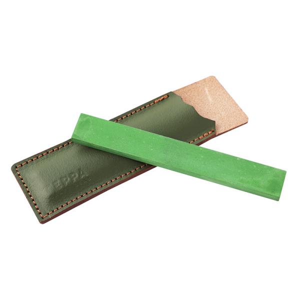 アウトドアでの刃物のメンテナンスに。鉈用のスティック型の携帯性に優れた砥石です。水をさっとかけるだけですぐに使用できます。定期的にメンテナンスをすることで、切れ味を維持し道具を長く愛用できます。砥石を保護する専用革ケースつき。用途鉈、斧、包...