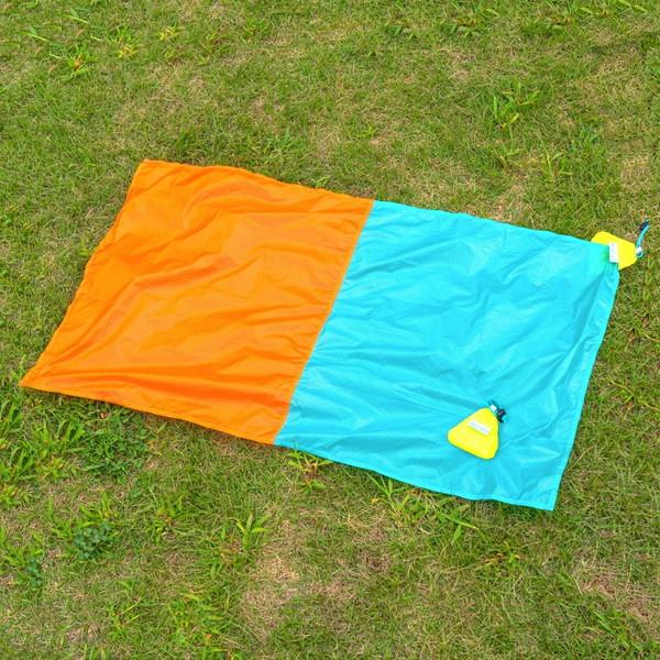 「BLUELUG」オリジナルのおにぎりシートです。「家族や仲間と一緒に自転車を楽しもう！」がテーマの「BLUELUGTANDEM」からのリリース。バッグやサドル下、ハンドル周りに忍ばせておけるパッカブルピクニックシートです。真ん中で生地を切...