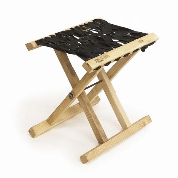 アウトドア、キャンプ等におすすめのオシャレな木製スツール（椅子）です。アイスボックススタンドにも最適。コンパクトに折りたためます。耐荷重は設定しておりません。平均成人男性体重（70kg以内）でご利用ください。製品によるばらつきについて以下の...