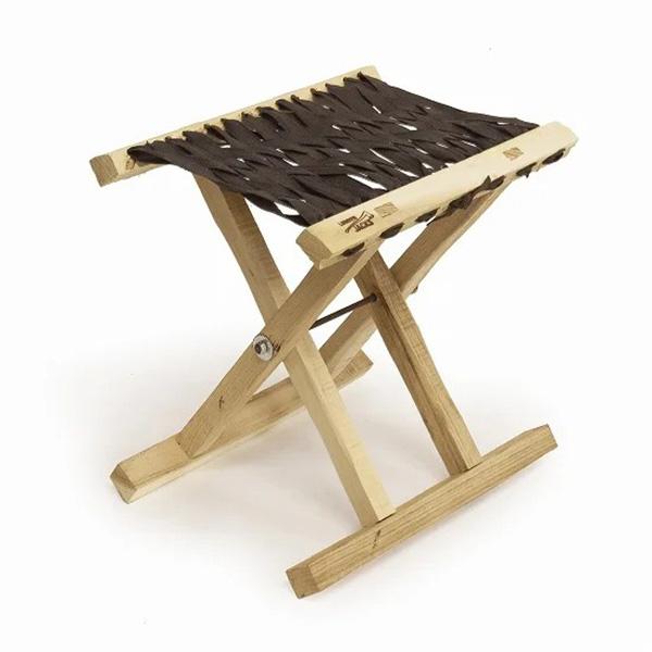 アウトドア、キャンプ等におすすめのオシャレな木製スツール（椅子）です。アイスボックススタンドにも最適。コンパクトに折りたためます。耐荷重は設定しておりません。平均成人男性体重（70kg以内）でご利用ください。製品によるばらつきについて以下の...