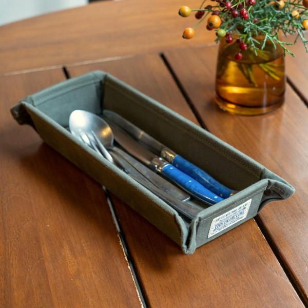 こちらの商品は現在、在庫確認が取れるまで1〜7営業日かかります。完売欠品となる場合もございます。在庫確認及び出荷までに7営業日以上かかる場合や、在庫切れの場合は別途ご連絡いたします。BLUE LUGオリジナルのカトラリーケース。みんなの喫茶...