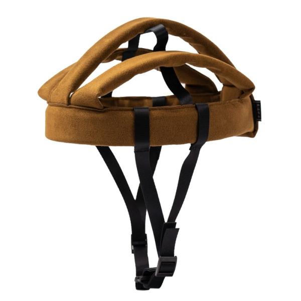 BLUELUGオリジナルのカスク、MYFIRSTCASQUEです。カジュアルな雰囲気で普段から気軽に取り入れやすい簡易プロテクター。内部にはウレタンクッション入り。色移りがない、シンセティックスエード（合成スエード）素材です。頭の後ろのベル...