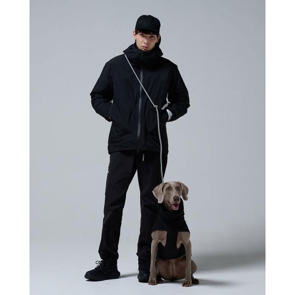 肩に斜め掛けすることでハンズフリーで散歩できるリーシュです。適度に伸縮性があるアウトドア用のロープを採用しており急な引っ張りの負担を和らげます。ロープの結び目の位置やナスカンの位置を調整することで「手持ち」「身体に掛けてハンズフリー」「2頭...