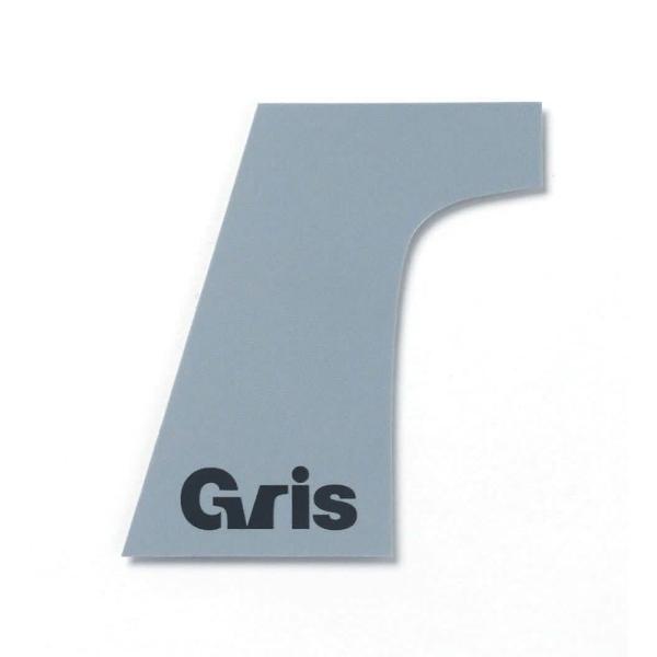 Grisのロゴマークの形のステッカーです。屋外でも貼ることができます。サイズ：W60×D65mm素材：PVC