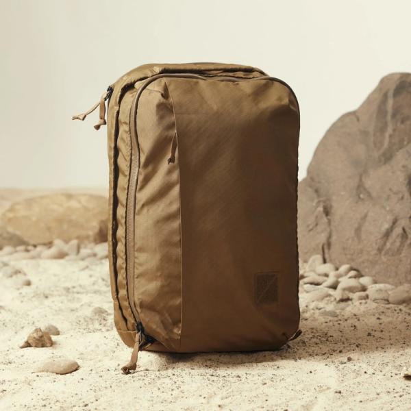 メイン素材にはECOPAKの美しいバリエーションであるEPX400を、裏地にはRBC400（リサイクル・バッグ・クロス）を採用し、長年の過酷な使用にも耐えうるユニークでエコフレンドリーなCPL24が誕生しました。バックパネルは、3Dスペーサ...