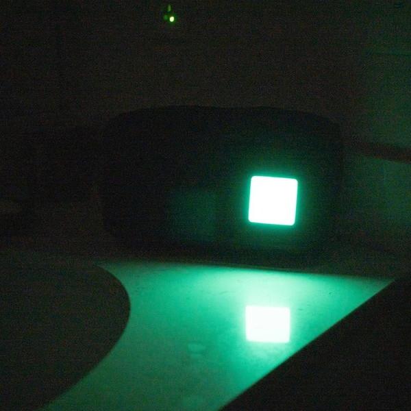 全てのEVERGOODSバックパックにカスタマイズ可能な蓄光パッチ。5分間直射日光を当てることで完全に蓄光します。ISO17398：2004規格の認定蓄光、半径3mmの角を持つ45mmの正方形に精密にダイカット、アメリカ製。