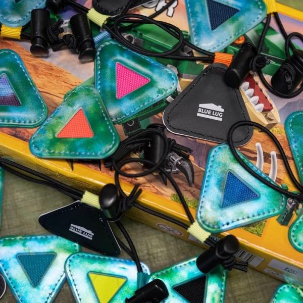 ブルーラグオリジナルの三角リフレクターMINIバージョンです。イベントのために作った特別カラー。グリーンとブルーを基調としたタイダイ柄。名付けて「アース・ダイ」。小さいけれど強力反射。アジャスター付きのゴムストラップで簡単装着。サドルの下は...