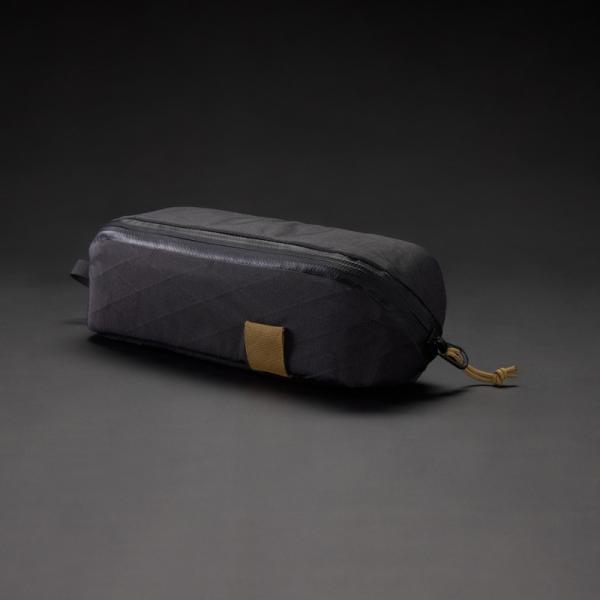 BLACK/COYOTECapsuleCollectionCAP0.5は、アクセスポーチシリーズ最小の製品で、EVERGOODSの特徴である3Dパターンと直感的な整理機能を新しいシルエットで提供します。端から端までファスナーで開閉することが...