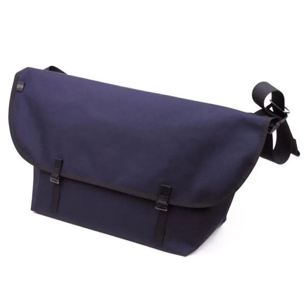 BLUE LUGが考える王道のメッセンジャーバッグ、それがTHEMESSENGERBAGです。ナイロン素材のアッパーとターポリンライナーの組み合わせや5cm幅の分厚いナイロンベルト、現代的なプラパーツは使わずに壊れにくいメタルパーツを採用す...