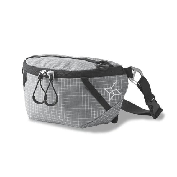 登山中に必要な物を常に身につけておける、進化したユーティリティバッグ。行動中はチェストバッグとして使うと、重量をザックに分散し肩の負担を減らせます。付属のベルトでショルダーバッグ、ウエストバッグとしての使用も可能。SWITCHの背面スリット...