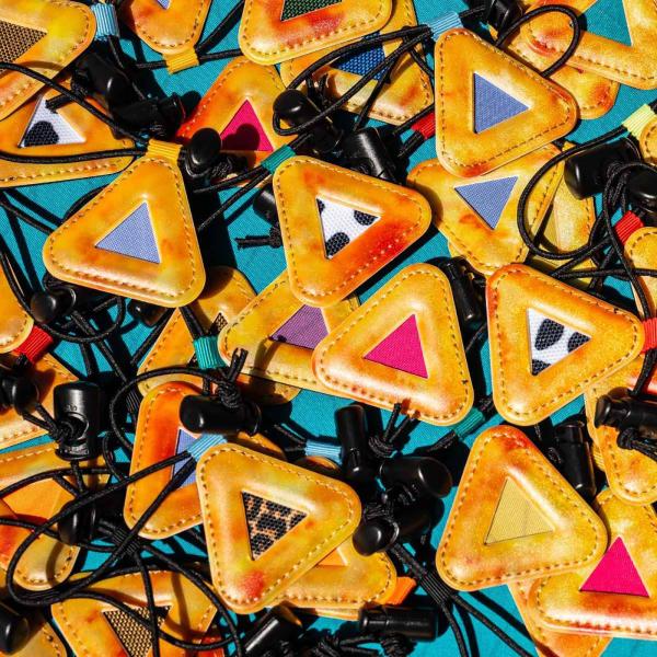 ブルーラグオリジナルの三角リフレクター"MINI"バージョンです。イベントのために作った特別カラー。オレンジとイエローを基調としたタイダイ柄。名付けて"ファイアー・ダイ"。小さいけれど強力反射。アジャスター付きのゴムストラップで簡単装着。ス...