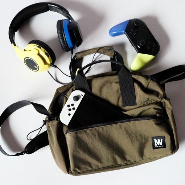 スーツケースにキャリーオンできるミドルサイズのBAG。旅先でのセカンドバッグとして、単体でも対応可能な便利なヤツです。やわらかい風合いとナチュラルな表情が特徴のナイロン素材を使用。手さげでも付属のコードを取り付けてショルダーバッグとしても使...