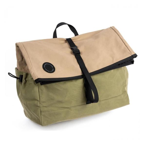 ブロンプトン用フロントバッグ。撥水性を高めるパラフィン加工が施された頑丈な10号帆布を使用。使い続けると少しずつ柔らかくなっていき、アタリやチョークマークなどの経年変化も楽しめます。裏地には防水フィルムがラミネートされたリップストップナイロ...