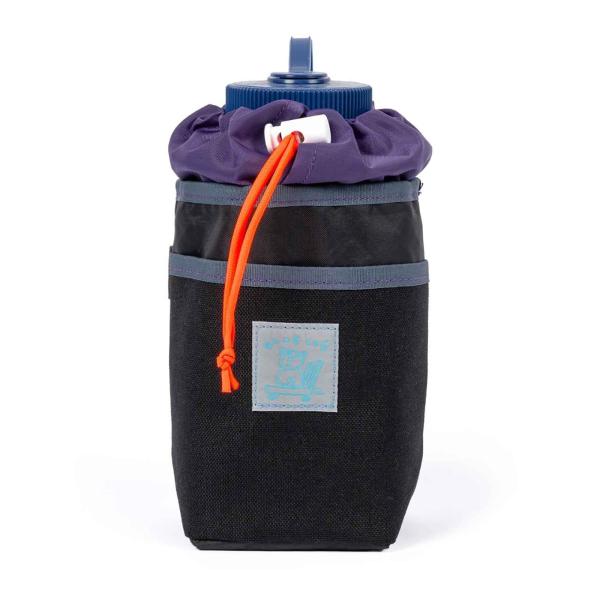 BLUE LUGオリジナルのステムポーチです。家族や仲間と一緒に自転車を楽しもう！がテーマの"BLUELUG TANDEM"からのリリース。ナルゲンボトルが入るよう設計されたハンドル周りに付けるドリンクホルダーです。固定用のベルクロは自由に...