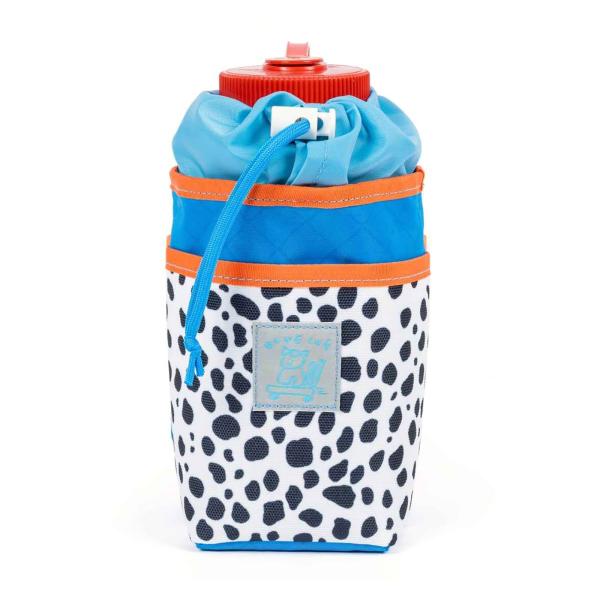 BLUE LUGオリジナルのステムポーチです。家族や仲間と一緒に自転車を楽しもう！がテーマの"BLUELUG TANDEM"からのリリース。ナルゲンボトルが入るよう設計されたハンドル周りに付けるドリンクホルダーです。固定用のベルクロは自由に...