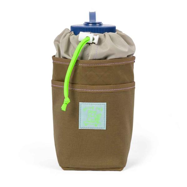 BLUE LUGオリジナルのステムポーチです。家族や仲間と一緒に自転車を楽しもう！がテーマの"BLUELUG TANDEM"からのリリース。ナルゲンボトルが入るよう設計されたハンドル周りに付けるドリンクホルダーです。固定用のベルクロは自由に...