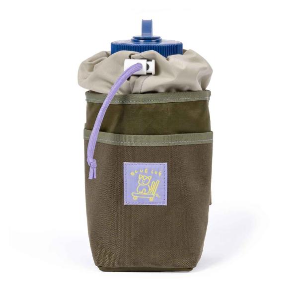 BLUE LUGオリジナルのステムポーチです。家族や仲間と一緒に自転車を楽しもう！がテーマの"BLUELUG TANDEM"からのリリース。ナルゲンボトルが入るよう設計されたハンドル周りに付けるドリンクホルダーです。固定用のベルクロは自由に...