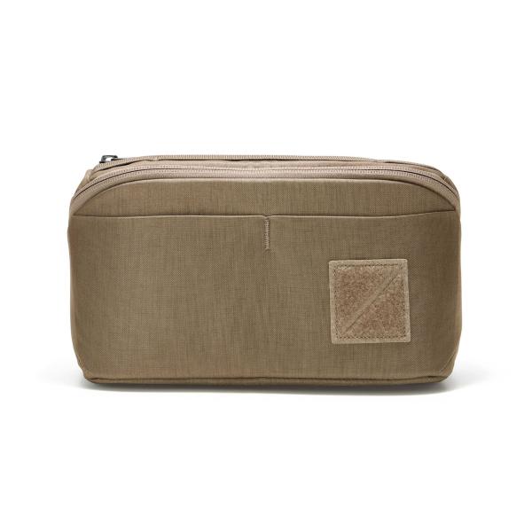 あらゆる用途に応える万能オーガナイザーポーチ。CAP2は、状況に応じて柔軟に形を変えるレイアウトと、選び抜かれた優れた素材を採用。ポーチを全開にして中身にアクセスでき、直感的に使えるのが特徴です。 汎用性を念頭に設計されたCAP2は、ガジェ...