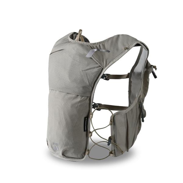 ショートレースに最適な軽量レーシングモデル。MORE LIGHT, MORE SPEEDランナーからの声をもとに、RUSHに最小容量のレーシングベストが登場。腕の可動を妨げない新設計と、激しい運動時でも熱がこもりにくい素材によって、スピード...