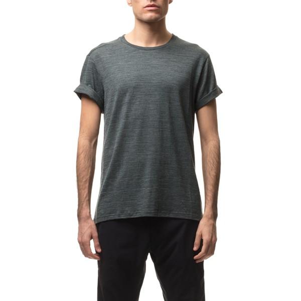 テンセルとメリノウールの混紡生地、Activist TreeMerinoを使用したTシャツです。この天然繊維の組み合わせは透湿性と速乾性に優れ、暑い時には涼しさを、寒い時には暖かさを保つ体温調整効果をもたらし、これまでにないほどの柔軟な着心...