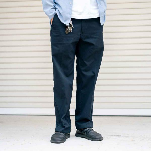 BLUE LUGのBIKE PANTS/バイクパンツ。ウエストと裾にドローコードが入ったデザイン。時間の無い朝の身支度も自転車に乗り出す時も素早く紐を絞るだけ。ガセットクロッチと呼ばれるひし形のマチを股下にこっそりと配置。特に自転車に乗ると...