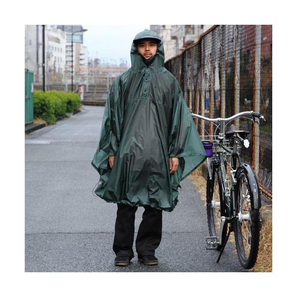 快晴、晴天という名前のブランド”FAIRWEATHER/フェアウェザー”のパッカブルレインポンチョです。サイズM：前丈98cm、後丈108cm、裄丈85cm（対応身長140cm〜170cm）サイズL：前丈100cm、後丈110cm、裄丈10...