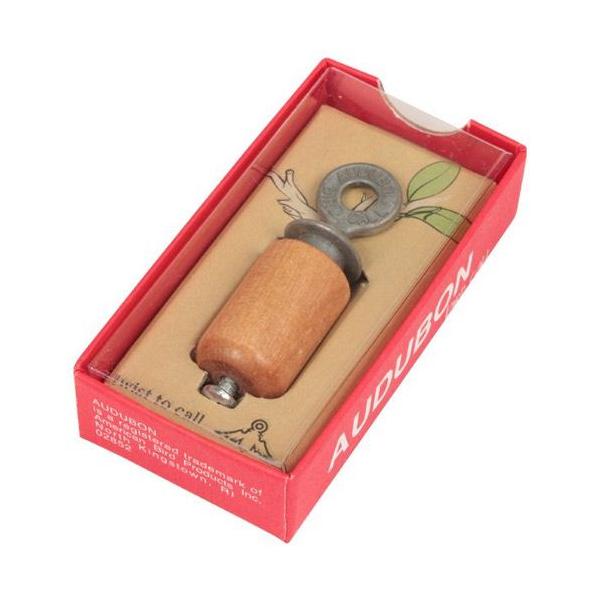 木筒と金属をこすり合わせ、鳥のさえずりを表現します。アメリカの鳥獣保護団体、「オーデュボン」のバードコールです。軽くねじるだけで、摩擦により小鳥の鳴き声を出せます。アメリカでは100年以上も前から狩猟に使われてきました。近年ではネイチャー・...