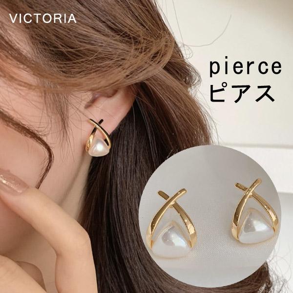 ピアス　パール　韓国ファッション　エレガント耳元にモダンで上品な華やかさを添える、ゴールドのクロスラインと三角の変形パールを組み合わせたスタッドピアスです。シンプルながらも、計算されたデザインが顔周りを洗練された印象に見せてくれます。このピ...