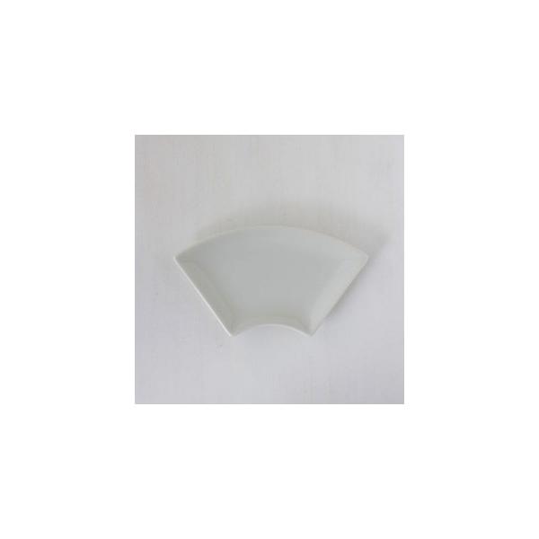 『商品情報』横幅：約15.5cm縦：約8cm『三段重の周りを扇皿で一周させるときは・・・』扇皿（L）[15-sei-pla-01]が、5枚でちょうどになります。扇皿（S）[15-sei-pla-02]でも、5枚で円が出来ますが真ん中の円が小...