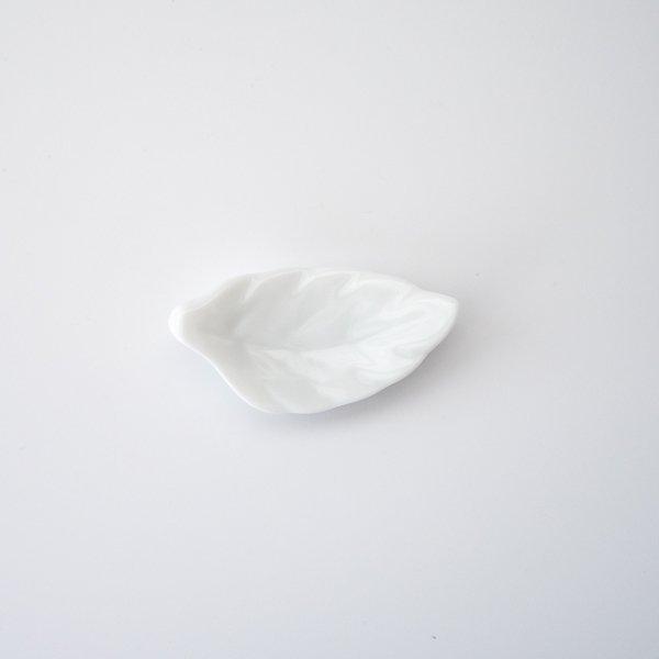 『商品情報』長さ：最大約3.0cm幅：最大約5.5cm高さ：最大約1.0cm※素材：磁器※日本製※電子レンジ・食洗機可能『注意事項』・画像はあくまでも参考となり、写真ではホワイトレベルを現物同様に写すことができません。・PC、携帯の画面によ...