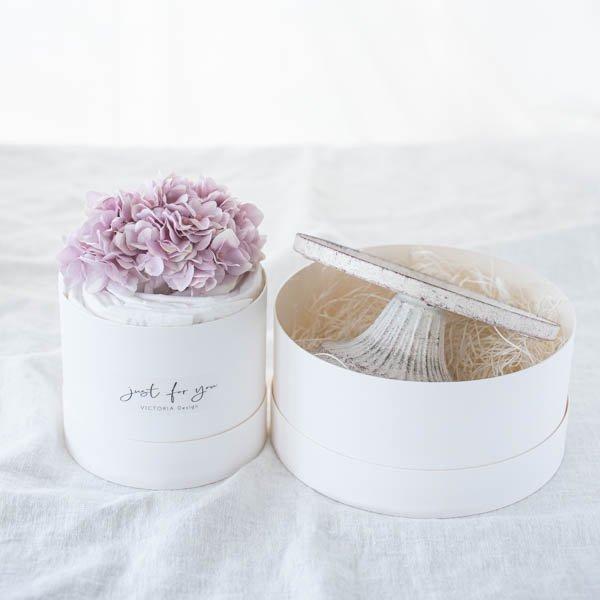 出産祝いとしての贈り物にぴったりな、おむつケーキです。【セット内容】おむつ8枚、アンティークスタンド(M)、アーティフィシャルフラワーのセットです※アーティフィシャルフラワーはピンクまたはブルーよりお選びください。※アンティークスタンドはホ...