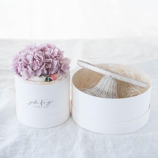 出産祝いとしての贈り物にぴったりな、おむつケーキです。【セット内容】おむつ3枚、おくるみ（花柄）、アンティークスタンド(M)、アーティフィシャルフラワーのセットです※アーティフィシャルフラワーはピンクまたはブルーよりお選びください。※アンテ...