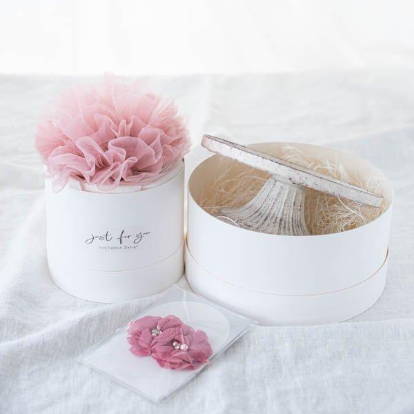 出産祝いとしての贈り物にぴったりな、おむつケーキです。【セット内容】アンティークスタンド(M)、チュールスカート1枚、お花のヘアバンド1個、おむつ8枚のセットです※アーティフィシャルフラワーはピンクまたはグレーよりお選びください。※アンティ...