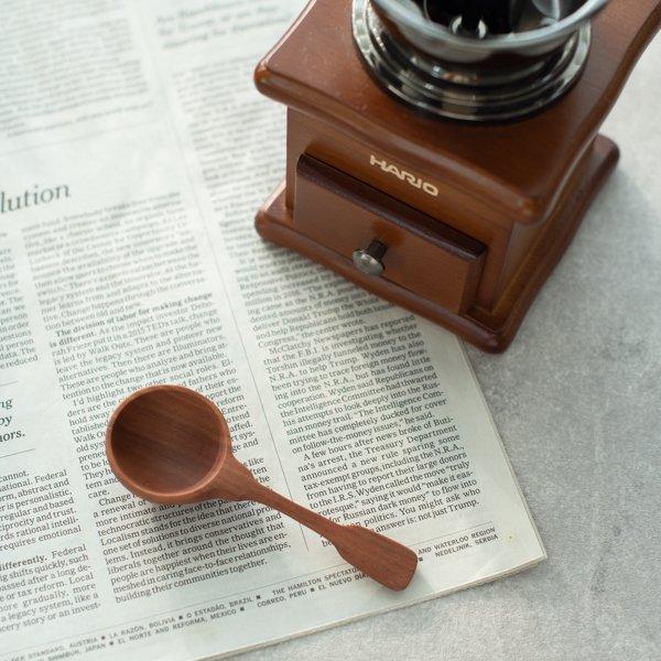 『商品情報』長さ：約11.08cmスプーン幅：最大約4.0cm素材：天然木(サオ)・ウレタン塗装(マット仕上げ)※スプーン1杯で中細挽きのコーヒー約3gを計量することができます。【注意事項】・電子レンジ・食洗器・乾燥機の使用不可・水の中に長...