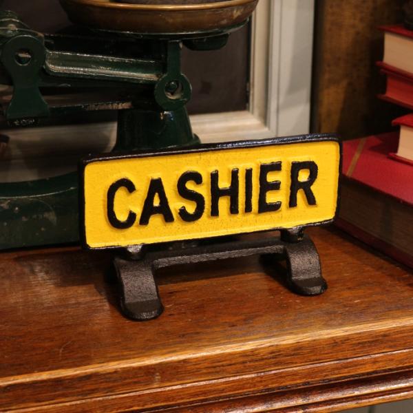 オシャレなリバーシブルサインスタンド 「CASHIER」が入荷しました。雑貨のようにオシャレなアイアンサインは、イエローに黒文字がレトロでいい感じだし、武骨なフォントもオシャレ。そして何よりこのサイズ感が可愛いのです。アイアンの重みも、ちょ...