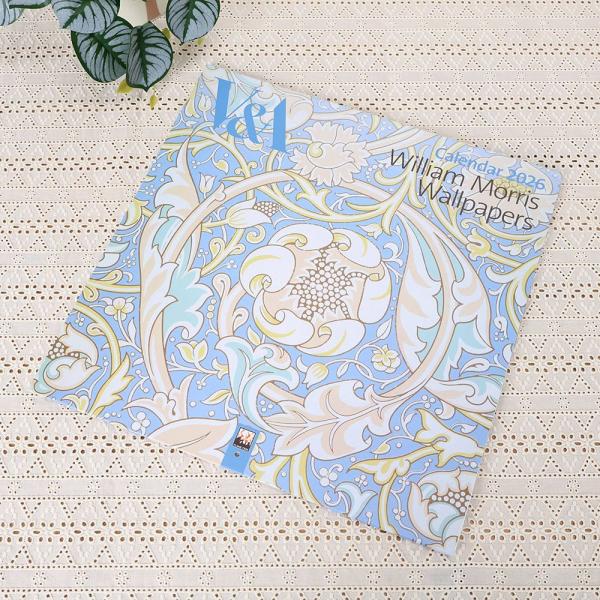 まるで繊細なタペストリーのような佇まいに、うっとりと目を奪われる一冊。V&amp;A ウィリアム・モリス カレンダー2026を部屋に飾れば、12か月モリスの世界観を楽しめます。ヴィクトリア＆アルバート博物館の所蔵デザインから、ウィリアム・モ...