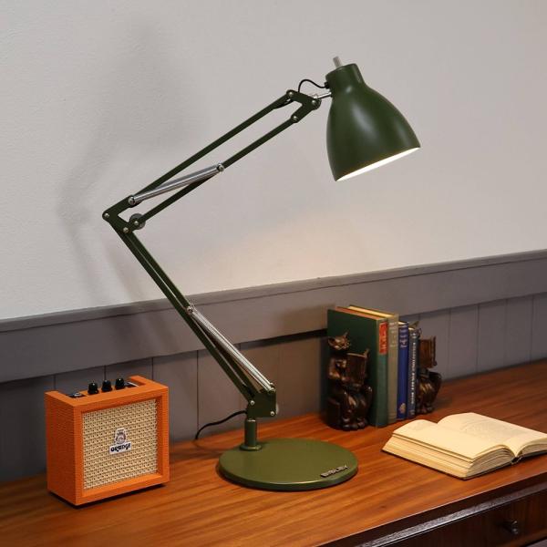 落ち着いたオリーブ色と、機能美を感じさせるスチールのシルエット。洗練された佇まいが、デスクまわりをすっと引き締めてくれるBISLEYオリジナルのデスクランプです。マットな質感の塗装仕上げと、滑らかに可動するアーム構造。光の向きを自在に調整で...