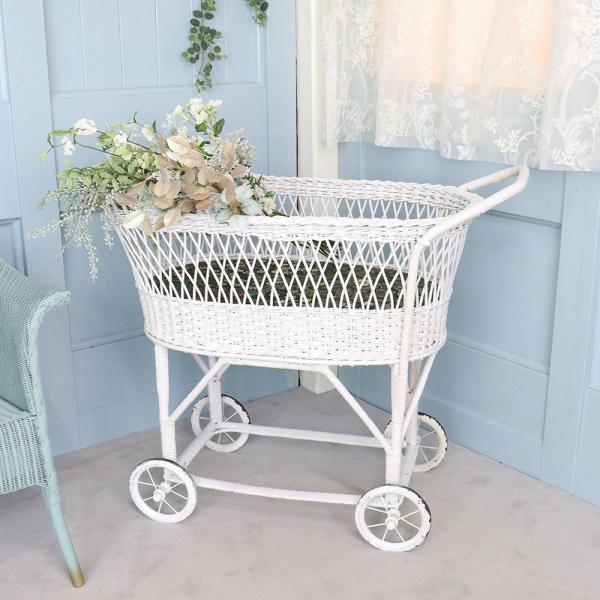 古い洋館から持ち出してきたような、クラシックなゆりかご。1970年代製のヴィンテージながら、つい昨日まで使われていたかのような佇まい。ロマンチックな白いペイントも、編み込まれた透かしの模様も、とてもノスタルジックなヴィンテージです。ゆりかご...