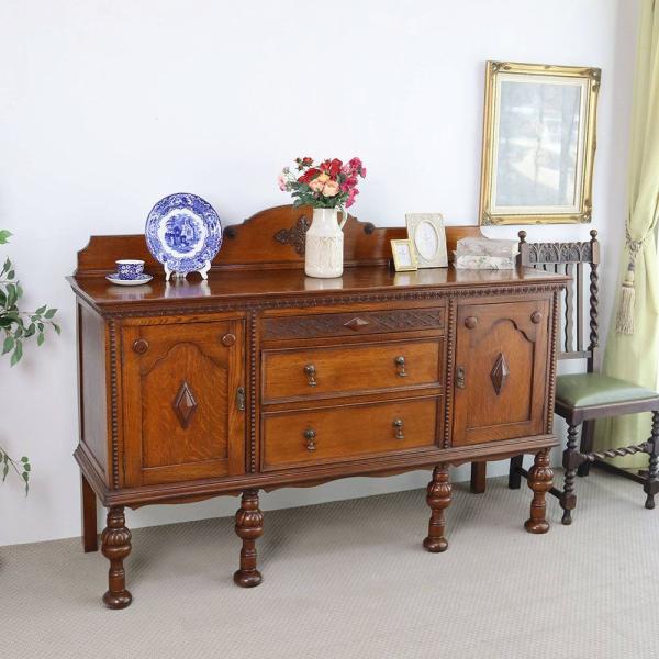 家具の歴史を紐解くと、お客さんを招いて楽しむ食事の傍らに置かれた贅沢なサイドボードは、その家の格式を表すための大切な家具でした。そんな歴史があるせいか、アンティークのサイドボードには装飾を凝らしたものも多く、目を楽しませてくれます。今回入荷...