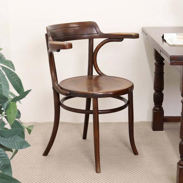 優雅なアームに心奪われる、フィッシェル社のベントウッドアームチェア。腕をそっとあずけたくなるような、柔らかなカーブを描くアーム。その繊細でありながら堂々とした佇まいは、まるでクラシック音楽の旋律のように、空間に静かな余韻をもたらします。機能...