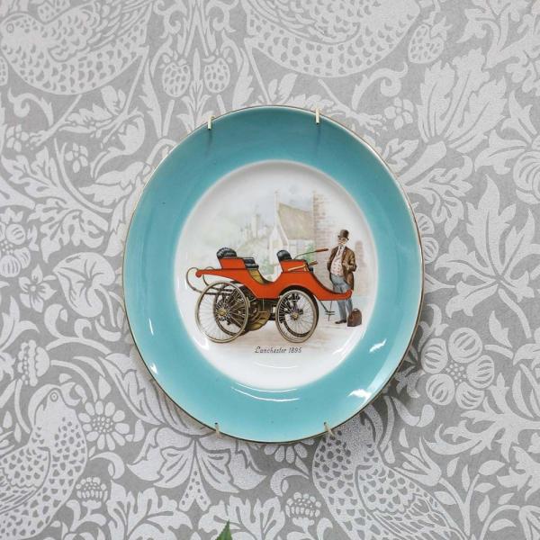 「Lanchester 1895」の文字と、鮮やかな赤いクラシックカーが印象的なヴィンテージ絵皿が入荷いたしました。ターコイズブルーとゴールドの縁取りが、その存在感をいっそう引き立てています。車のそばに立つ紳士の姿は、これから始まるドライブ...