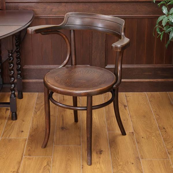 THONET社と競合した「 FISCHEL（フィッシェル）社」のベントウッドチェアは当時から品質の高さで評判が高く、ト―ネット社をしのぐほどの人気があったそう。今回入荷したこのアームチェアもそんな1脚。背もたれからアームまで半円を描くカーブ...