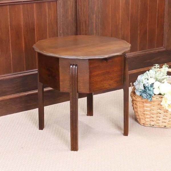 波型のカットワークをあしらった天板は、花のような可愛らしさ。時を経たオークの温かなブラウン色も素敵で、まるでこんがり焼いたビスケットのように美味しそう。脚にラインをほりこんだオシャレなソーイングボックスは、イギリスでエリザベス2世が即位した...